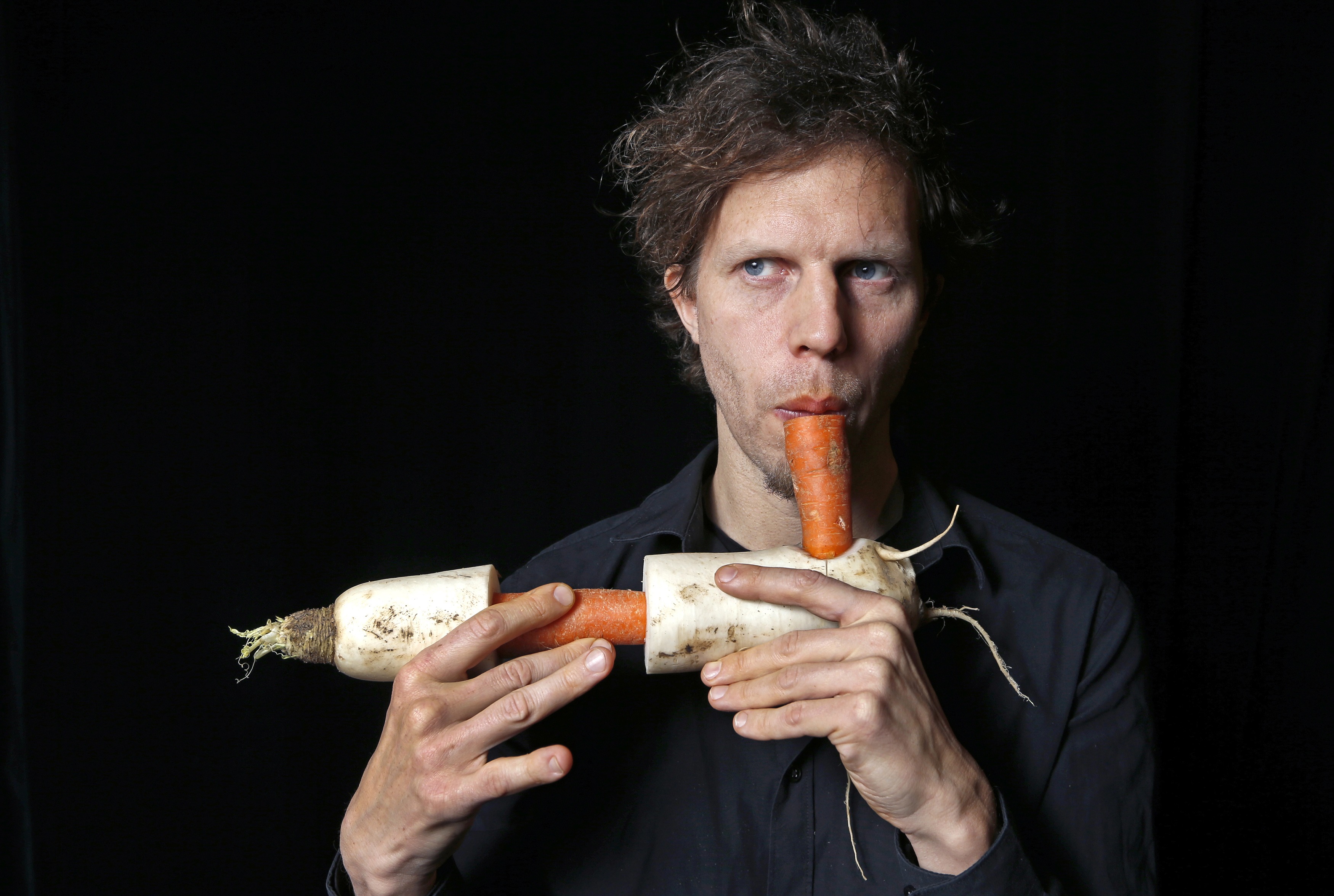 Un orchestre joue de la musique avec des instruments entièrement ...